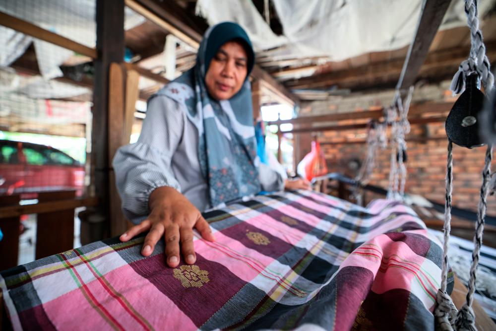 Mok Su Gayah weaves songket with sense of touch - The Leaders Online