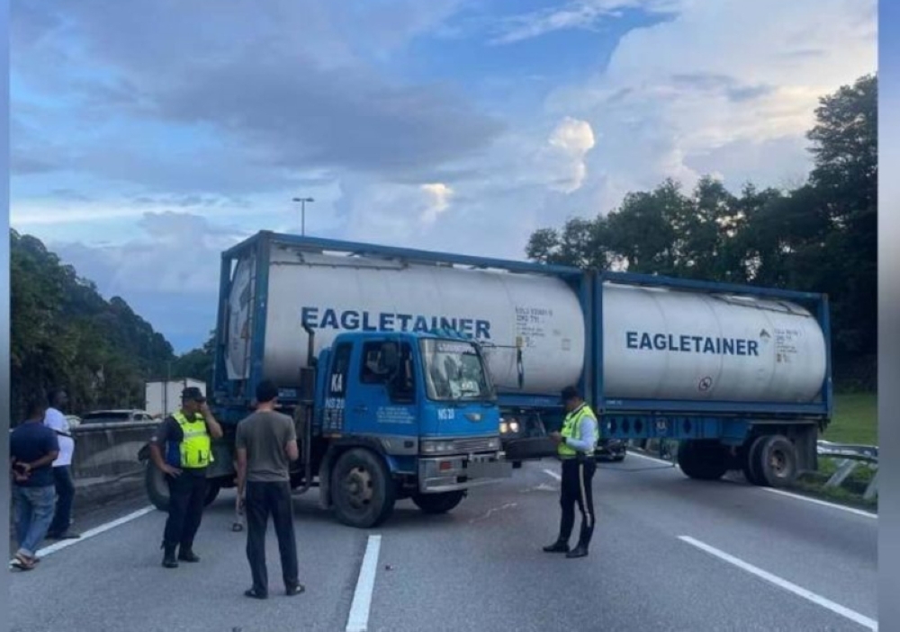 Multi-vehicle accident involving tanker lorry causes 5km traffic jam ...